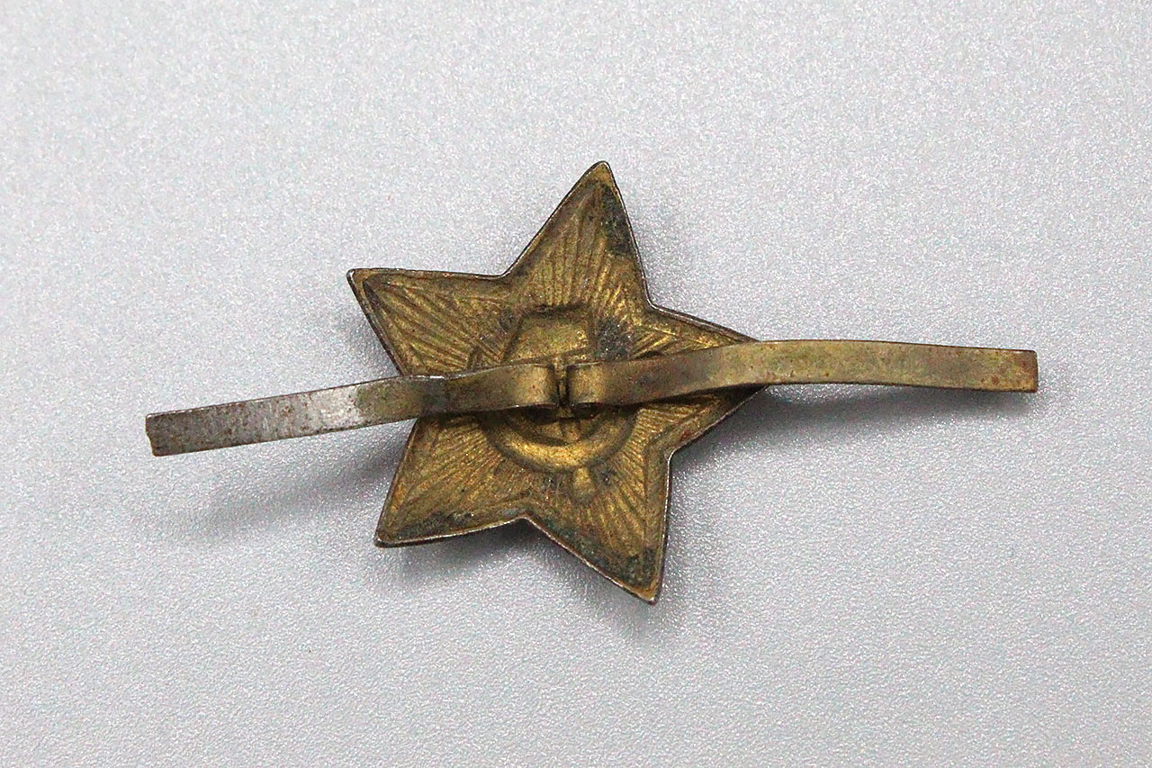 Russian Cold War Era Pin . WMR191 - Time Traveler Militaria