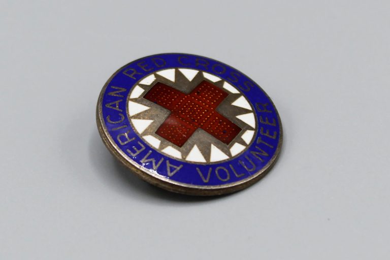 WW2 US American Red Cross Pin . FLU3228 - Time Traveler Militaria