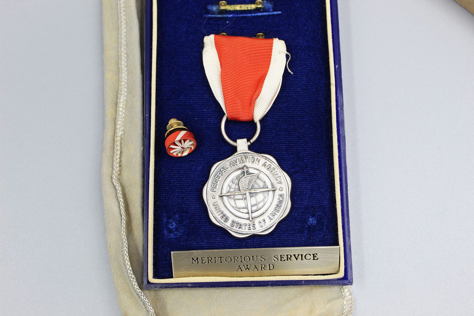 US FAA Meritorious Service Award Set . YMU574 - Time Traveler Militaria