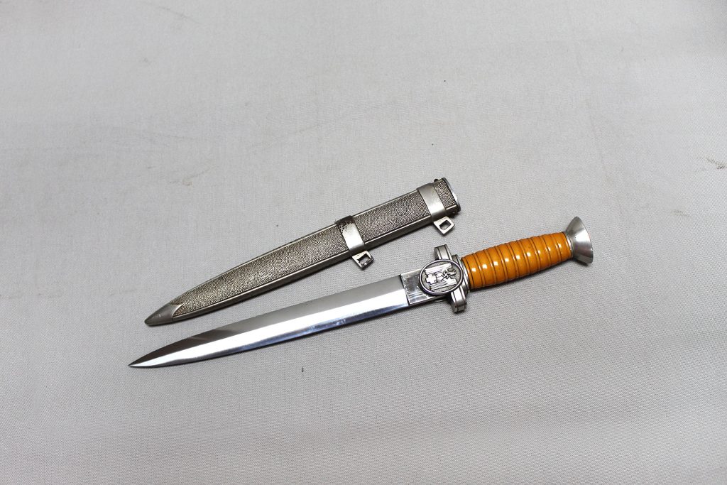 WW2 German Red Cross Leader Dagger . D2065 - Time Traveler Militaria
