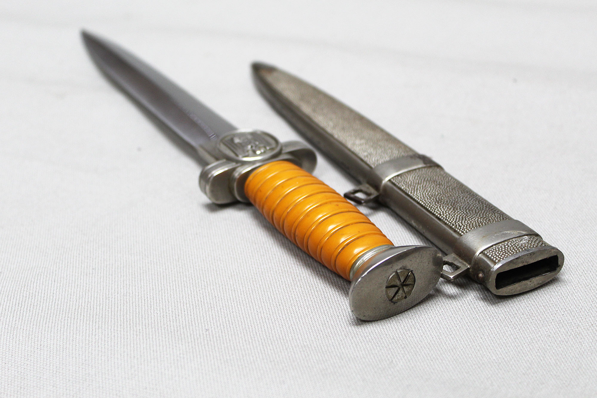 WW2 German Red Cross Leader Dagger . D2065 - Time Traveler Militaria