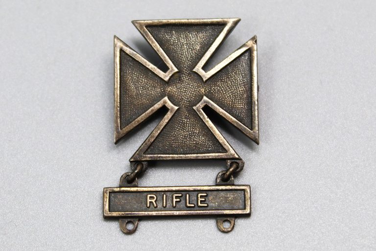 US Army Marksman Qualification Badge w/Rifle Bar . FLU545 - Time ...