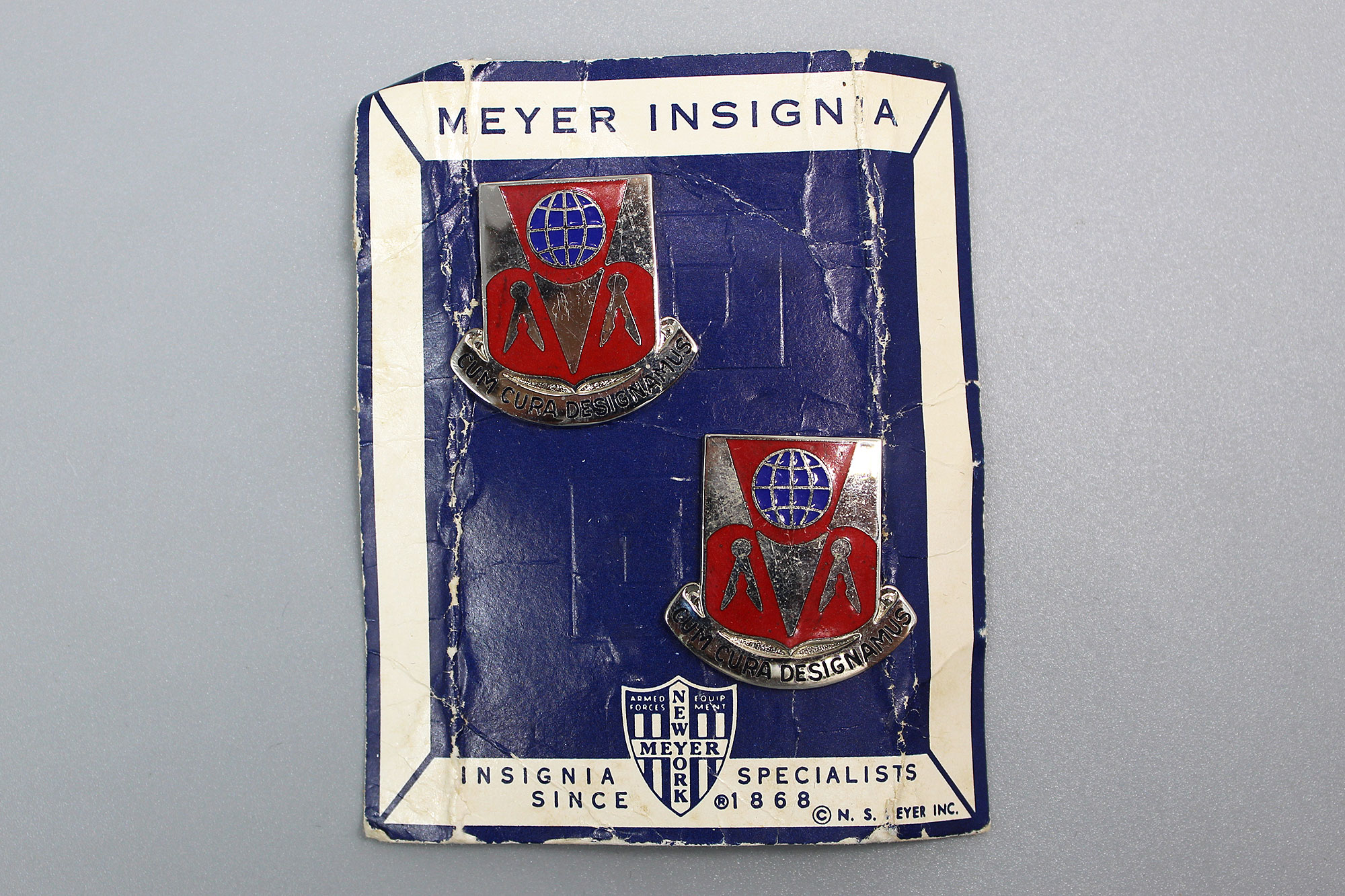 US DI Pair on Meyer Insignia Card . DIS203 - Time Traveler Militaria
