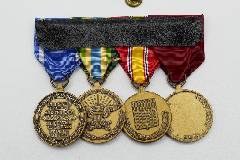 US Navy 4 Place Medal Bar . YMU4676 - Time Traveler Militaria