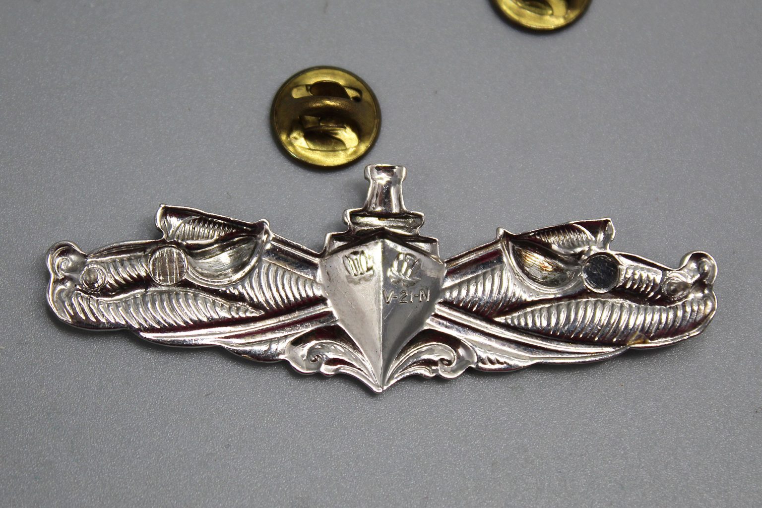 US Navy Surface Warfare Badge - V-21-N . W223 - Time Traveler Militaria