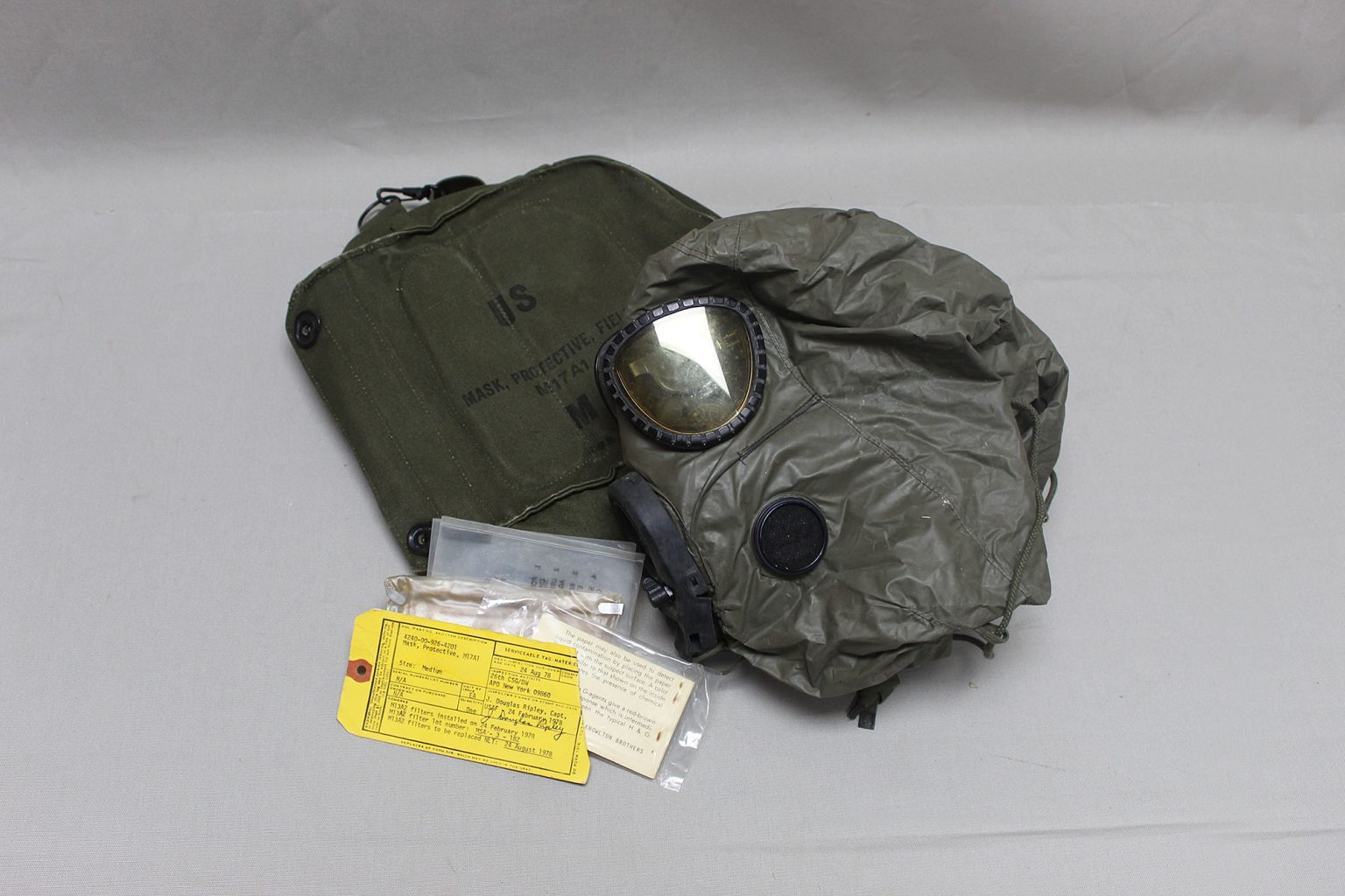 US M17A1 Gas Mask Medium in Carry Bag w/Strap . FLU3648 - Time Traveler ...