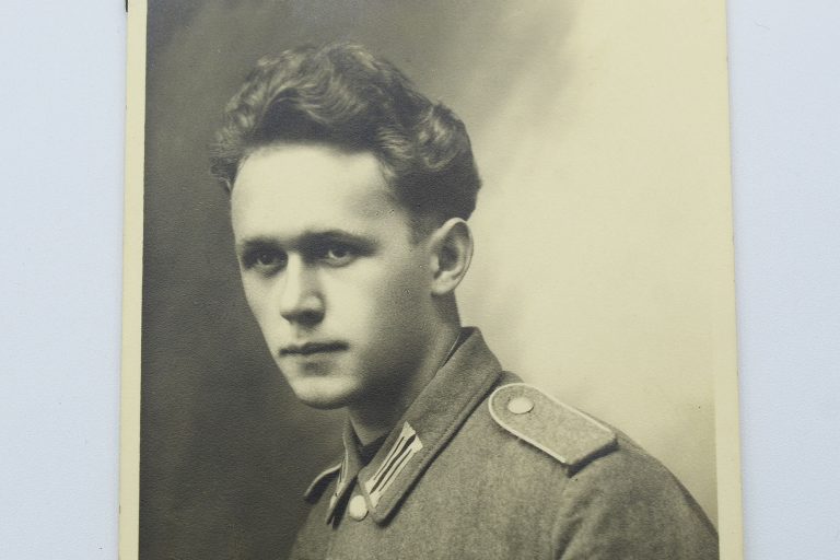 WW2 German Army Soldier Portrait Postcard . GD600 - Time Traveler Militaria