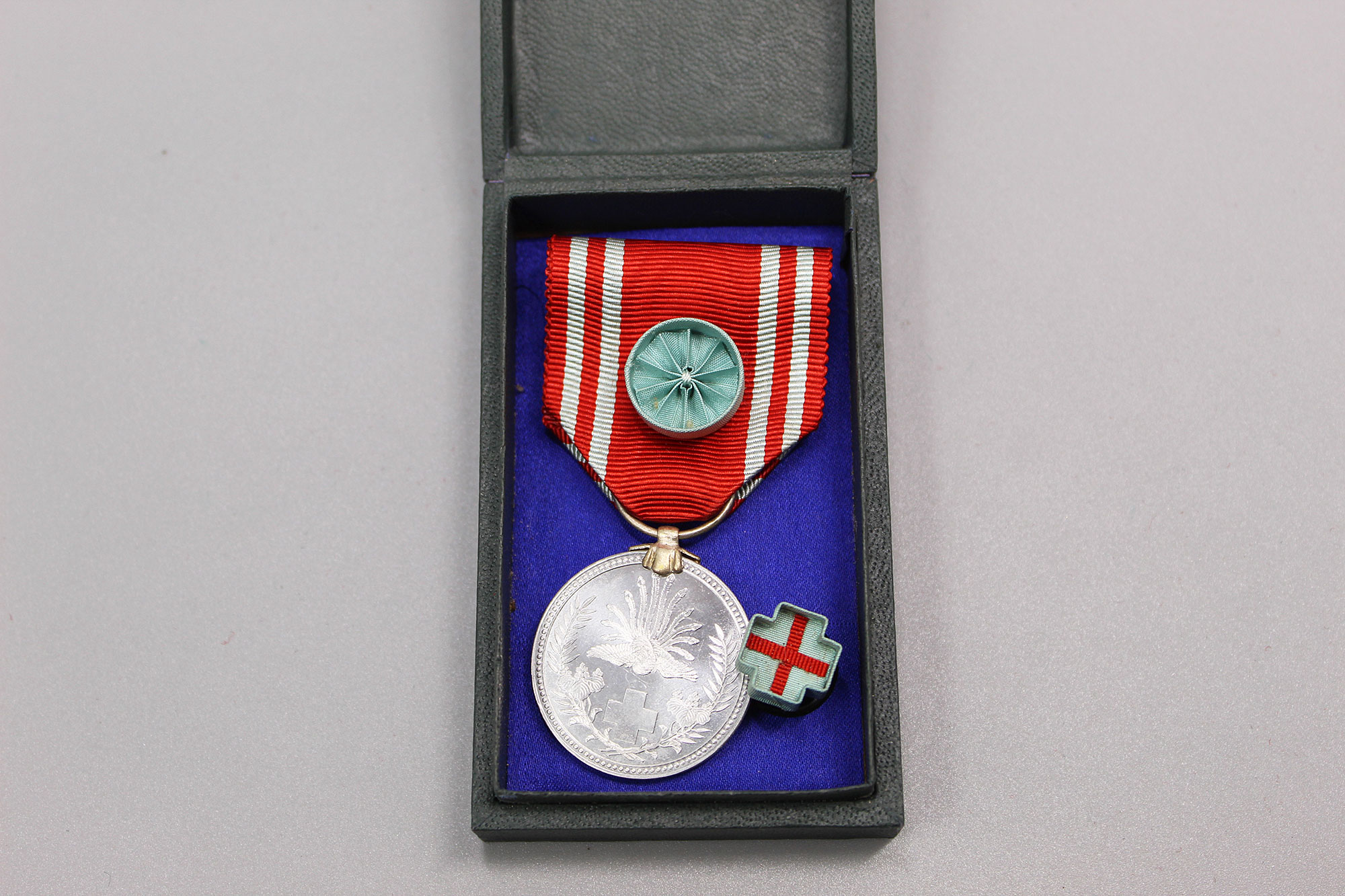 WW2 Japanese Red Cross Medal in Case . NNJ400 - Time Traveler Militaria