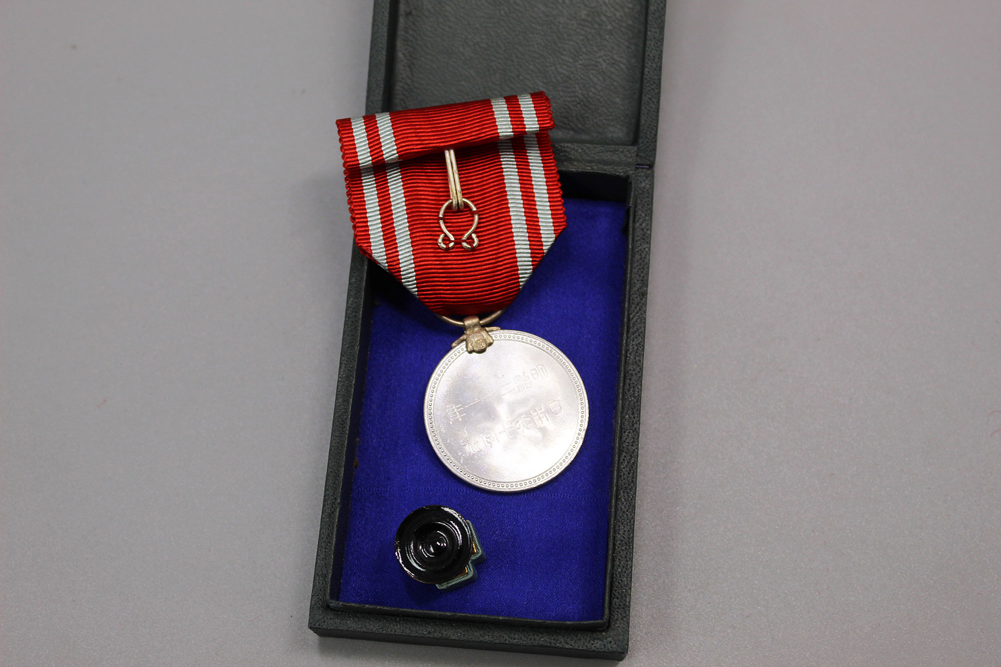 WW2 Japanese Red Cross Medal in Case . NNJ400 - Time Traveler Militaria