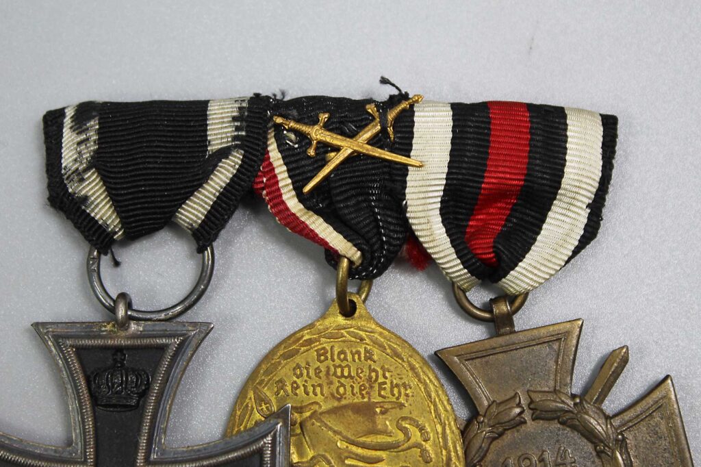 WW1 German Iron Cross on 3 Place Medal Bar . GO5063 - Time Traveler Militaria