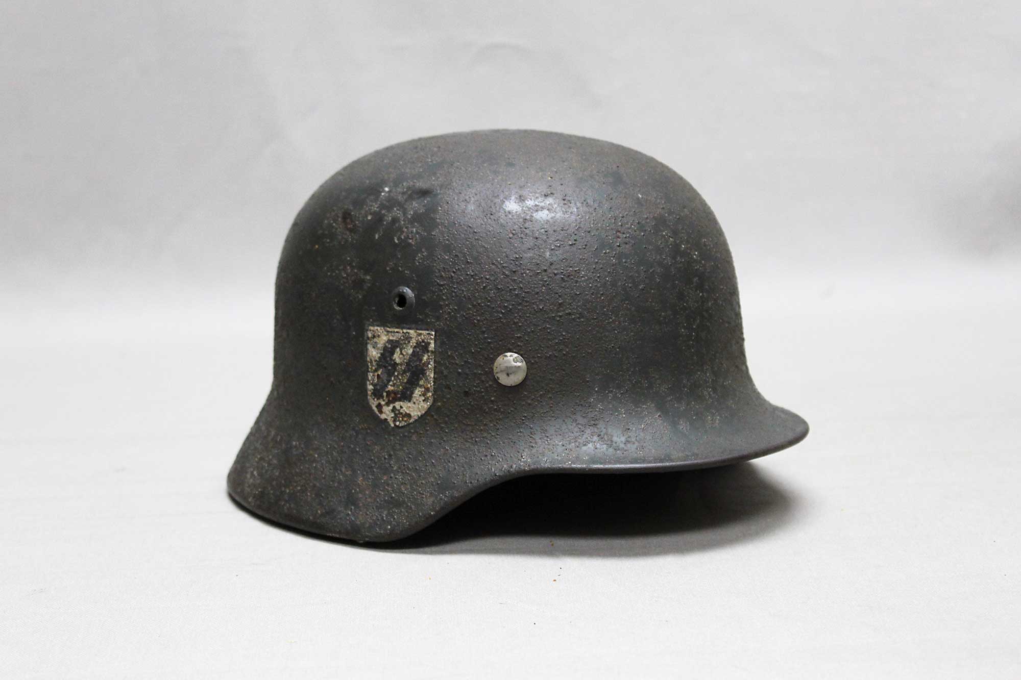WW2 German SS Combat Helmet . HG4090cxa - Time Traveler Militaria