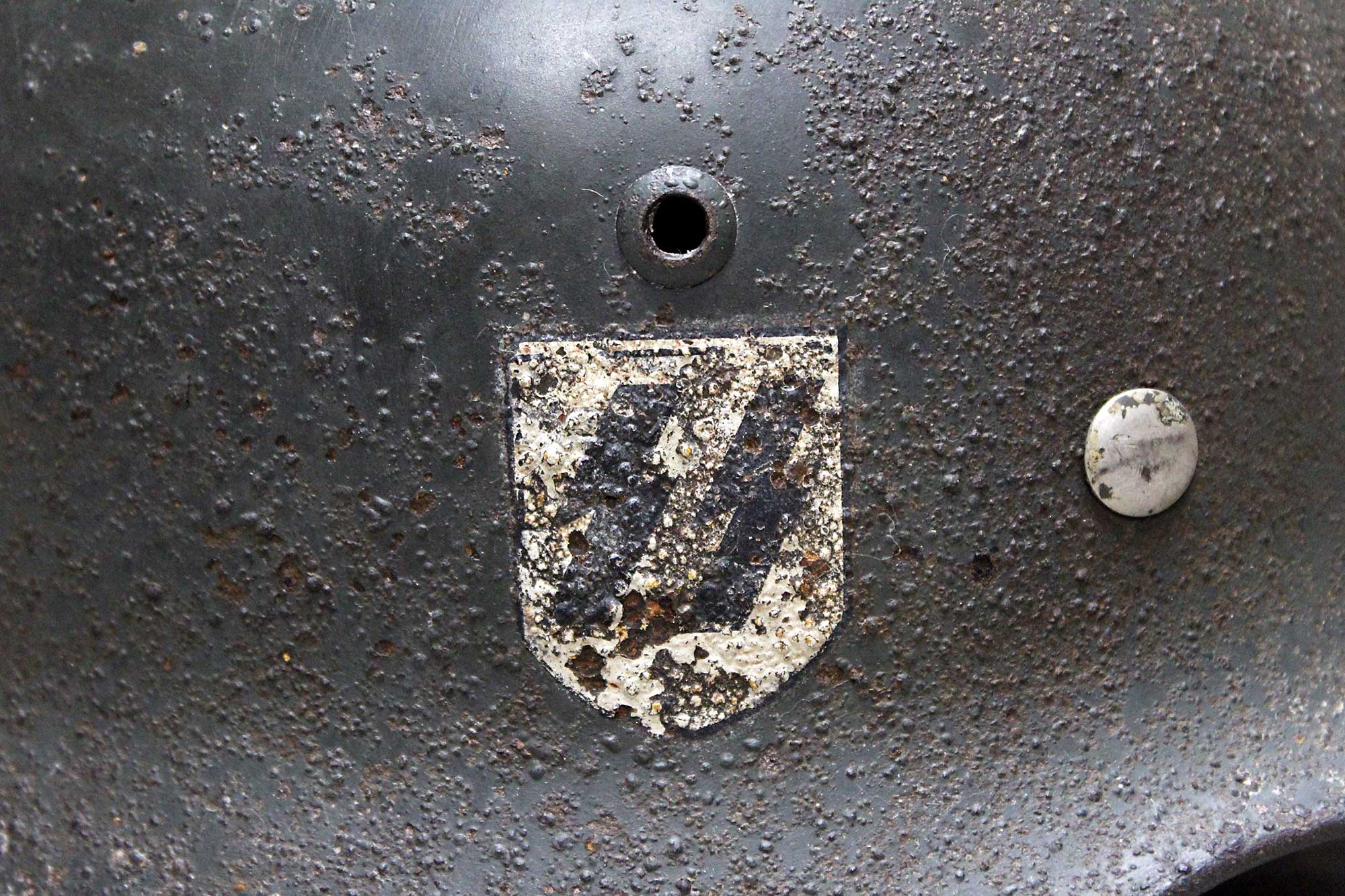 WW2 German SS Combat Helmet . HG4090cxa - Time Traveler Militaria