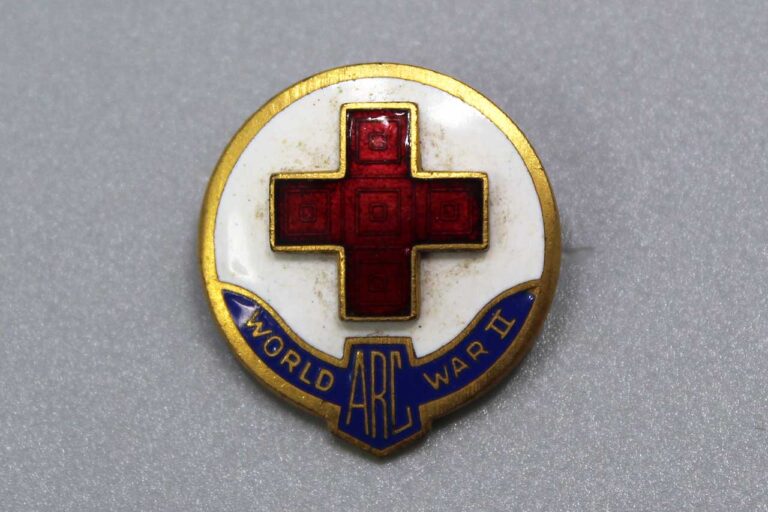 US World War II ARC Pin . FLU4806 - Time Traveler Militaria