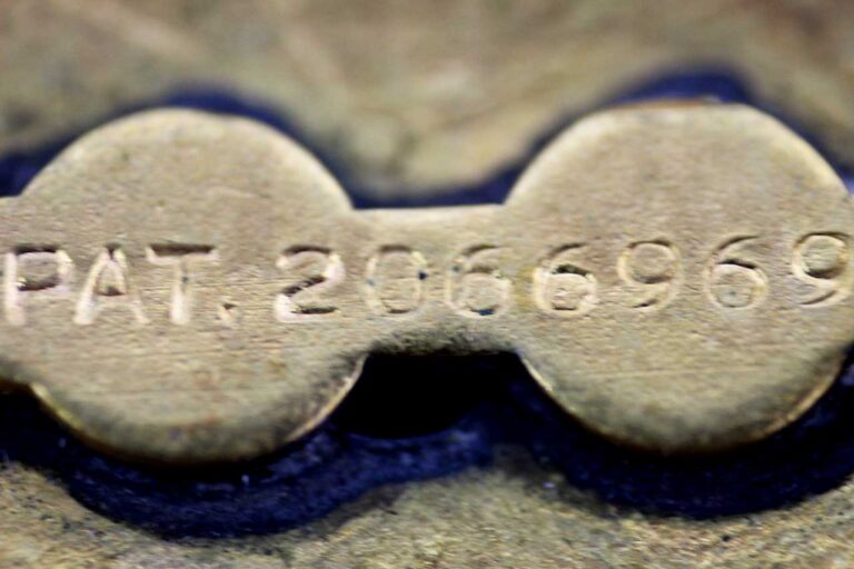 US World War II ARC Pin . FLU4806 - Time Traveler Militaria