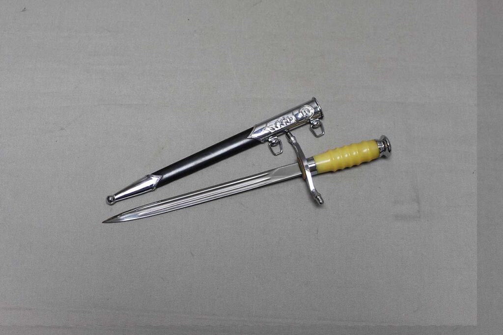 East German Army Officer Dagger . DW140 - Time Traveler Militaria