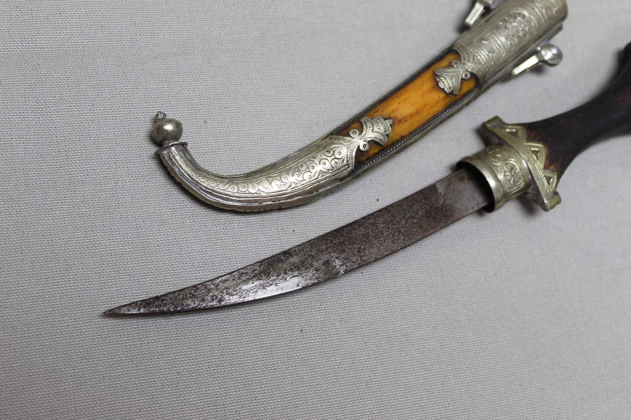 Small Middle Eastern Curved Dagger . DW3004cxcc - Time Traveler Militaria