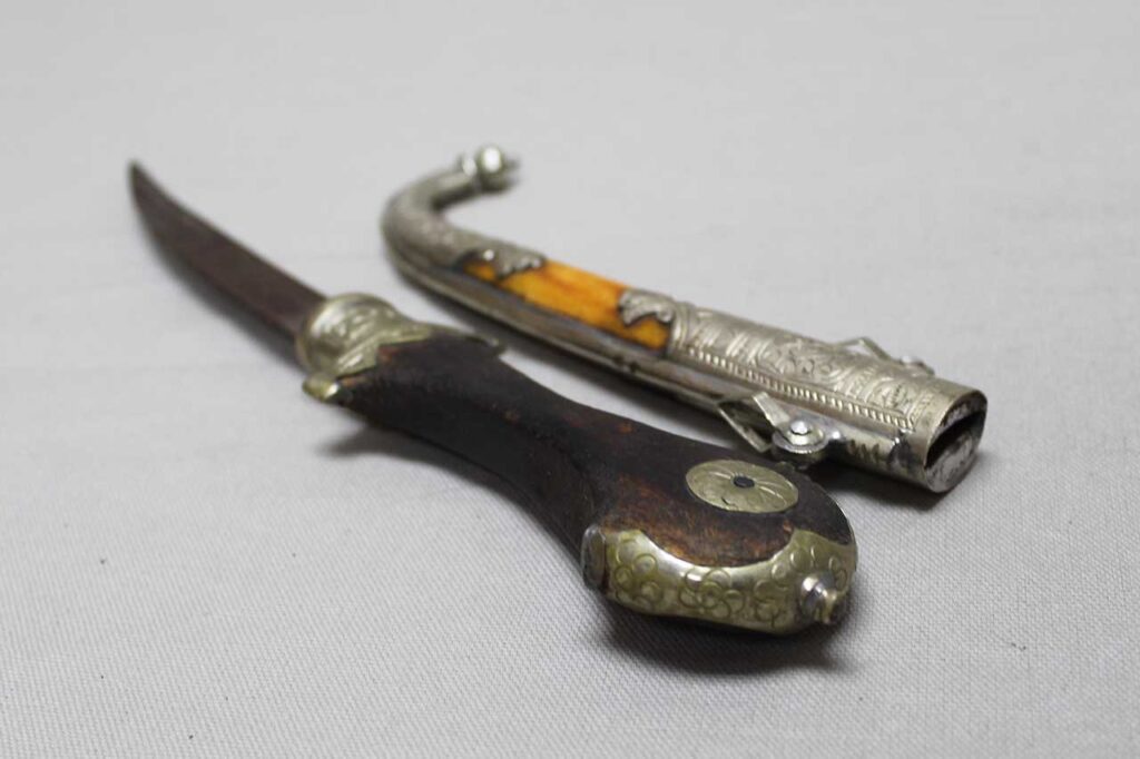 Small Middle Eastern Curved Dagger . DW3004cxcc - Time Traveler Militaria