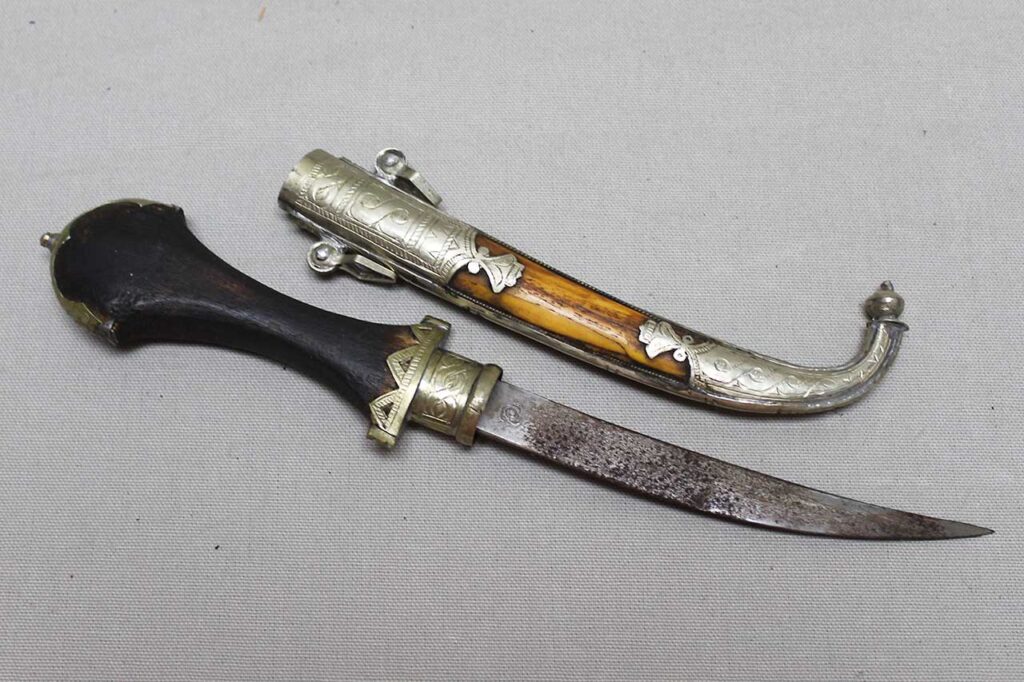 Small Middle Eastern Curved Dagger . DW3004cxcc - Time Traveler Militaria