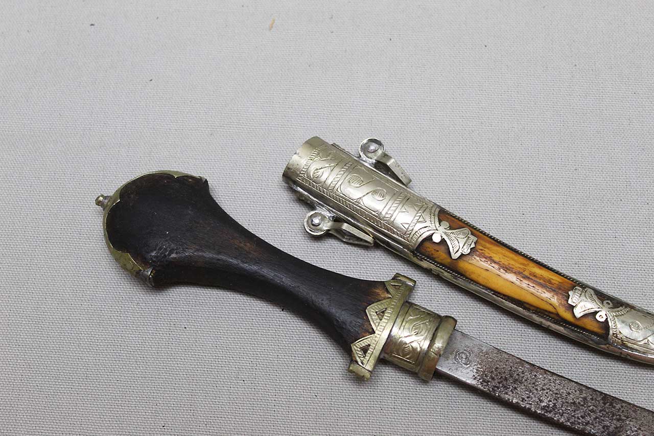 Small Middle Eastern Curved Dagger . DW3004cxcc - Time Traveler Militaria