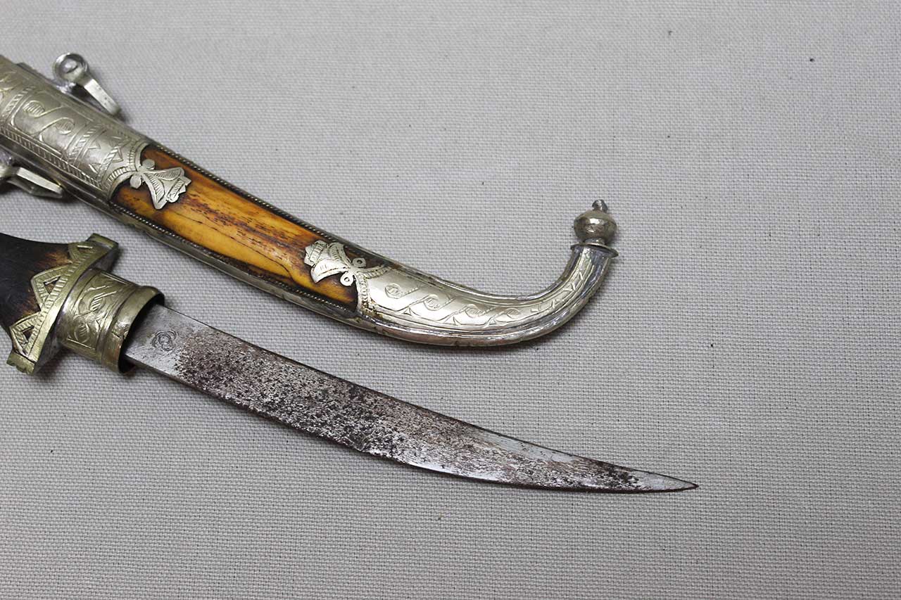 Small Middle Eastern Curved Dagger . DW3004cxcc - Time Traveler Militaria