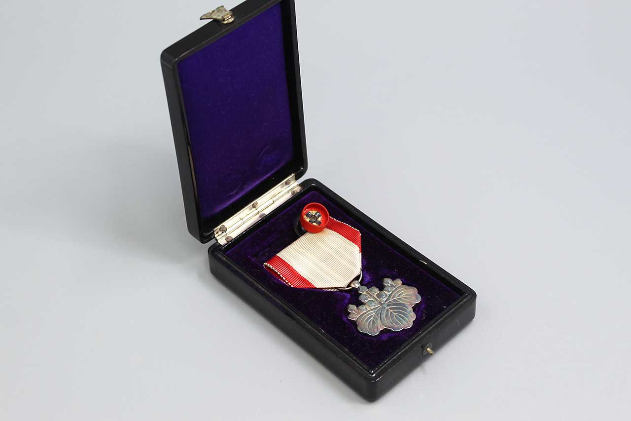 Japanese Rising Sun 8th Class in Case . NNJ355 - Time Traveler Militaria