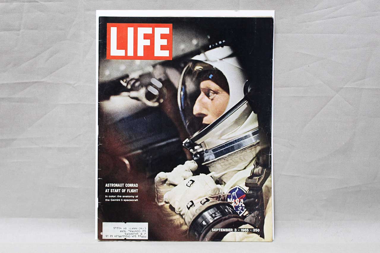 LIFE Magazine September 3, 1965 . BOOK221 - Time Traveler Militaria