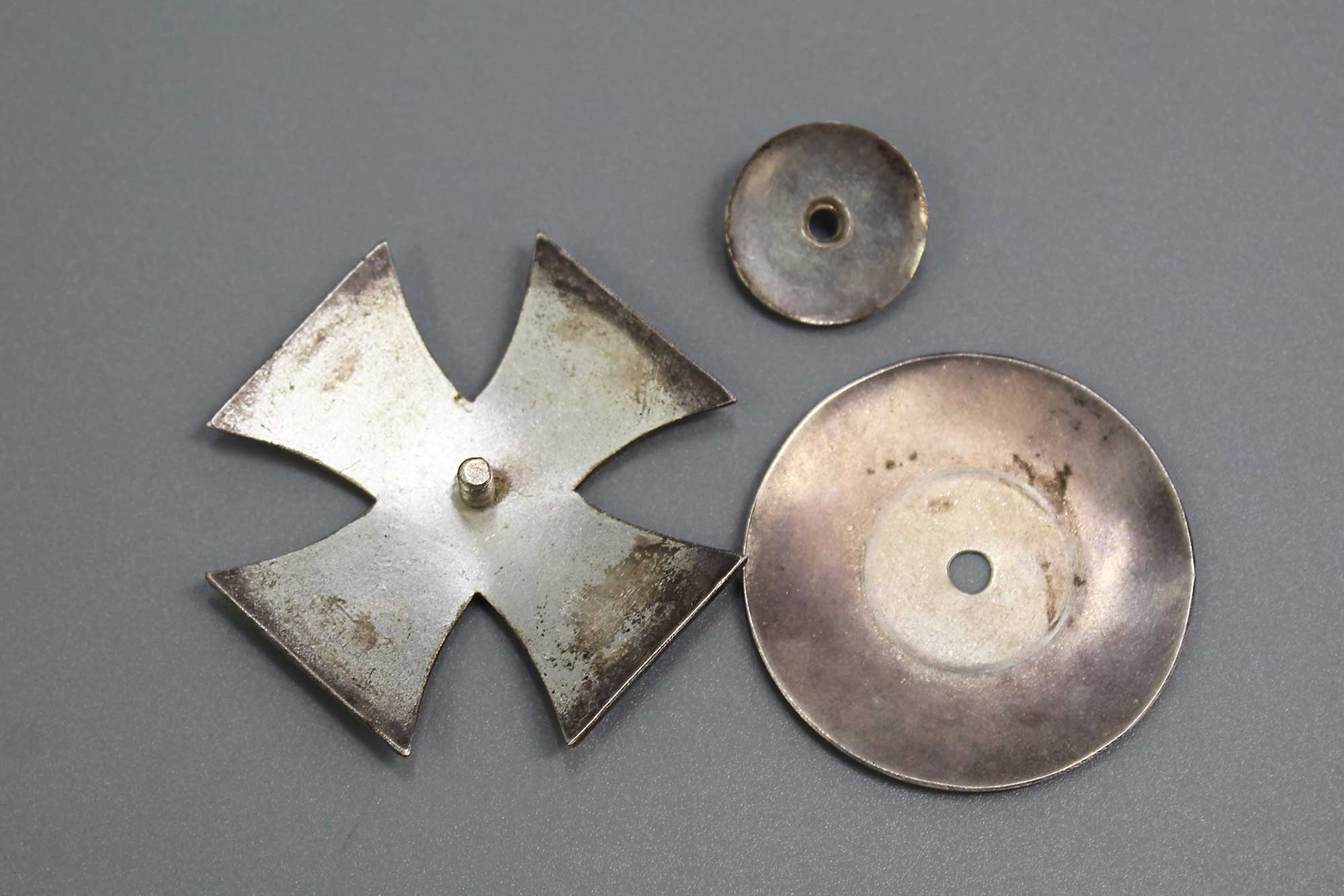 WW1 German Iron Cross Screw Back . GO5085 - Time Traveler Militaria