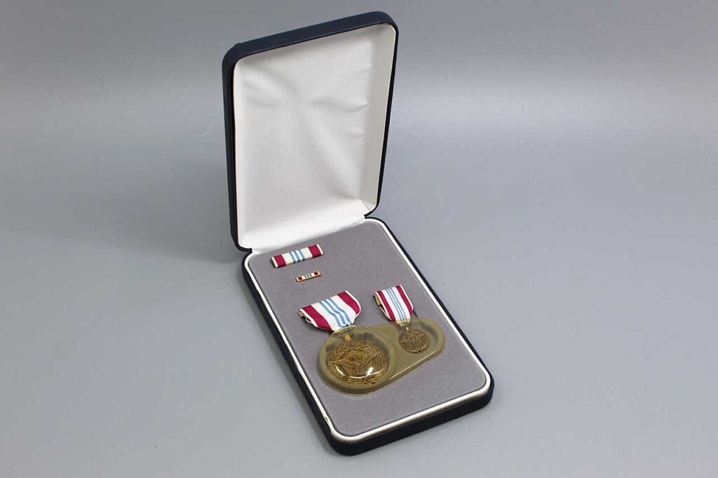 US Defense Meritorious Service Medal w/Mini in Case . YMU240 - Time ...