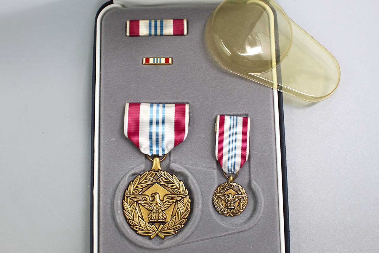 US Defense Meritorious Service Medal w/Mini in Case . YMU240 - Time ...