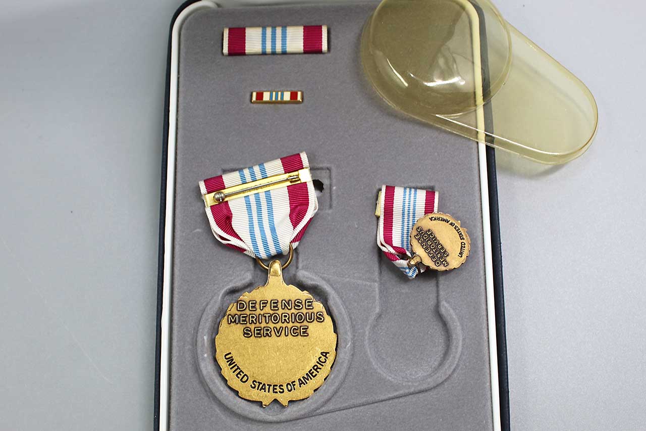 US Defense Meritorious Service Medal w/Mini in Case . YMU240 - Time ...