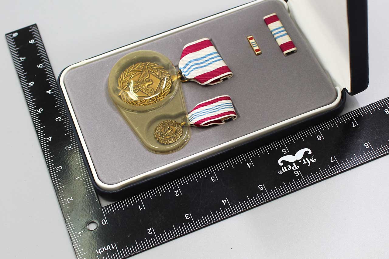 US Defense Meritorious Service Medal w/Mini in Case . YMU240 - Time ...