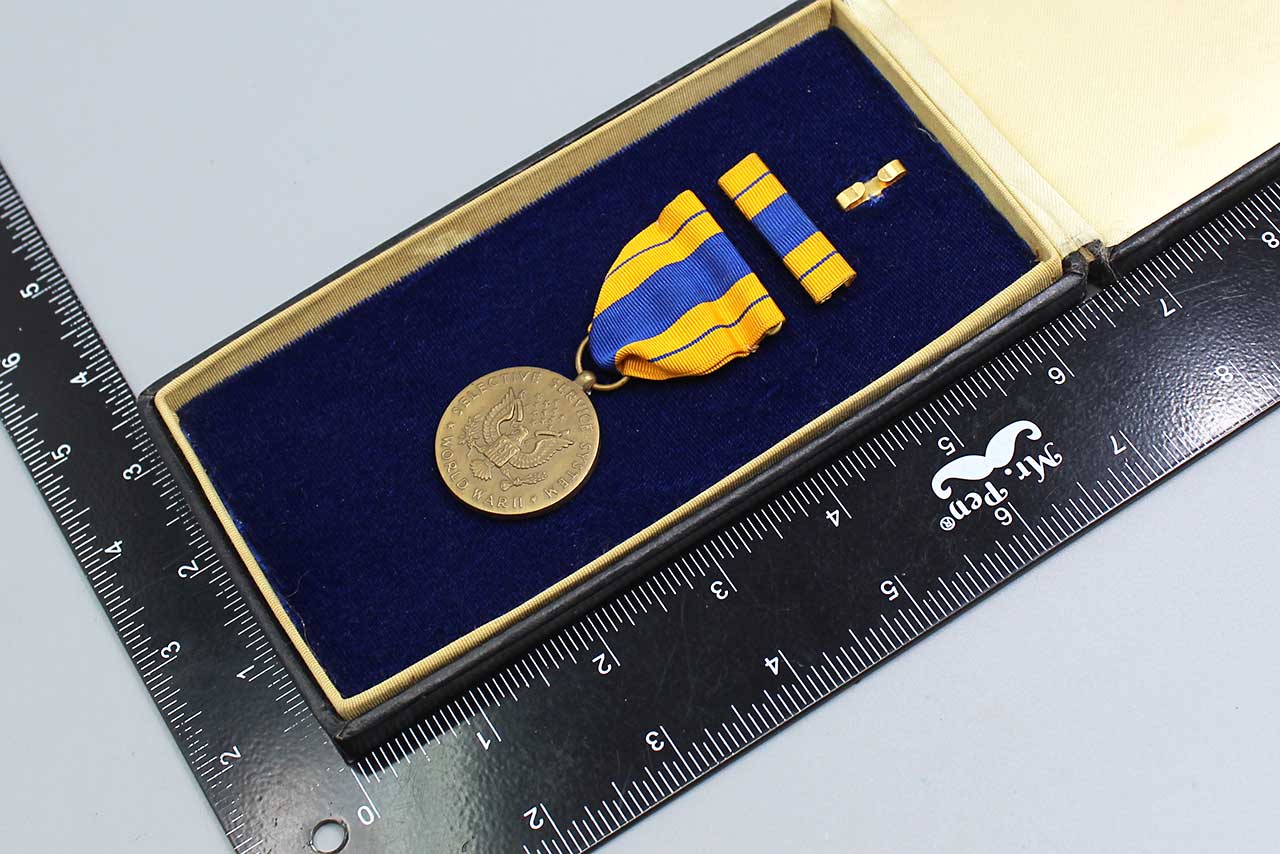 US Selective Service Medal in Case ww2 . YMU377 - Time Traveler Militaria