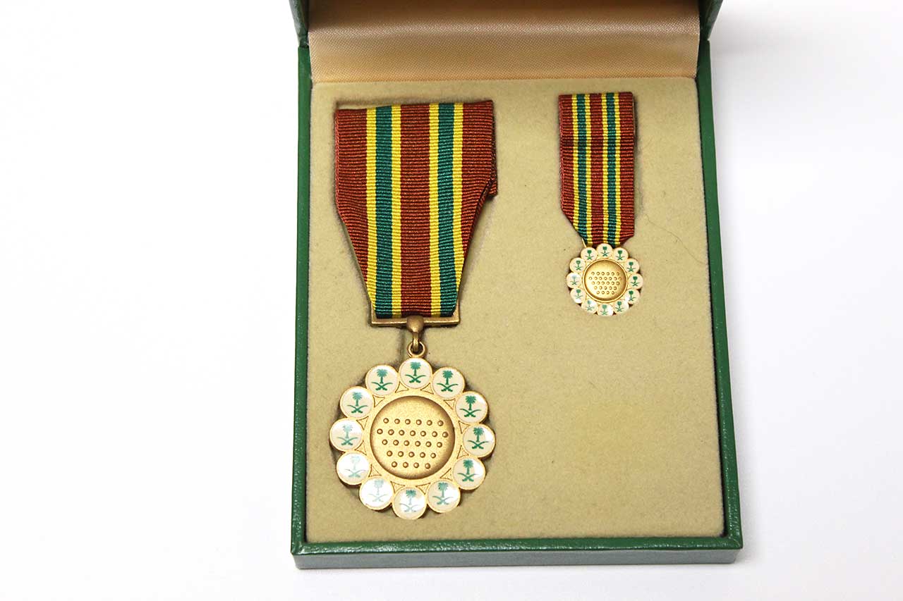 Saudi Arabian Combat Medal w/Mini Cased . YMU4831 - Time Traveler Militaria
