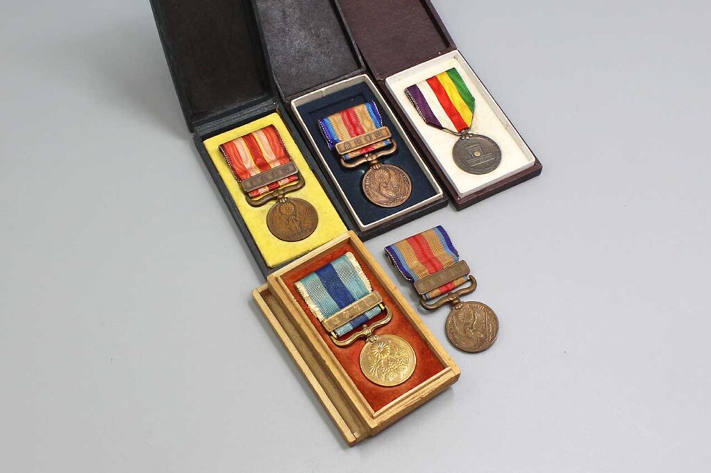Group of 5 Japanese Medals . NNJ2013cxbw - Time Traveler Militaria