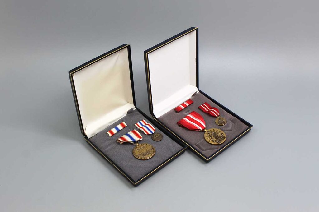 Group of 2 US Merchant Marine Medals with Minis Cased . YMU6001cxbw ...
