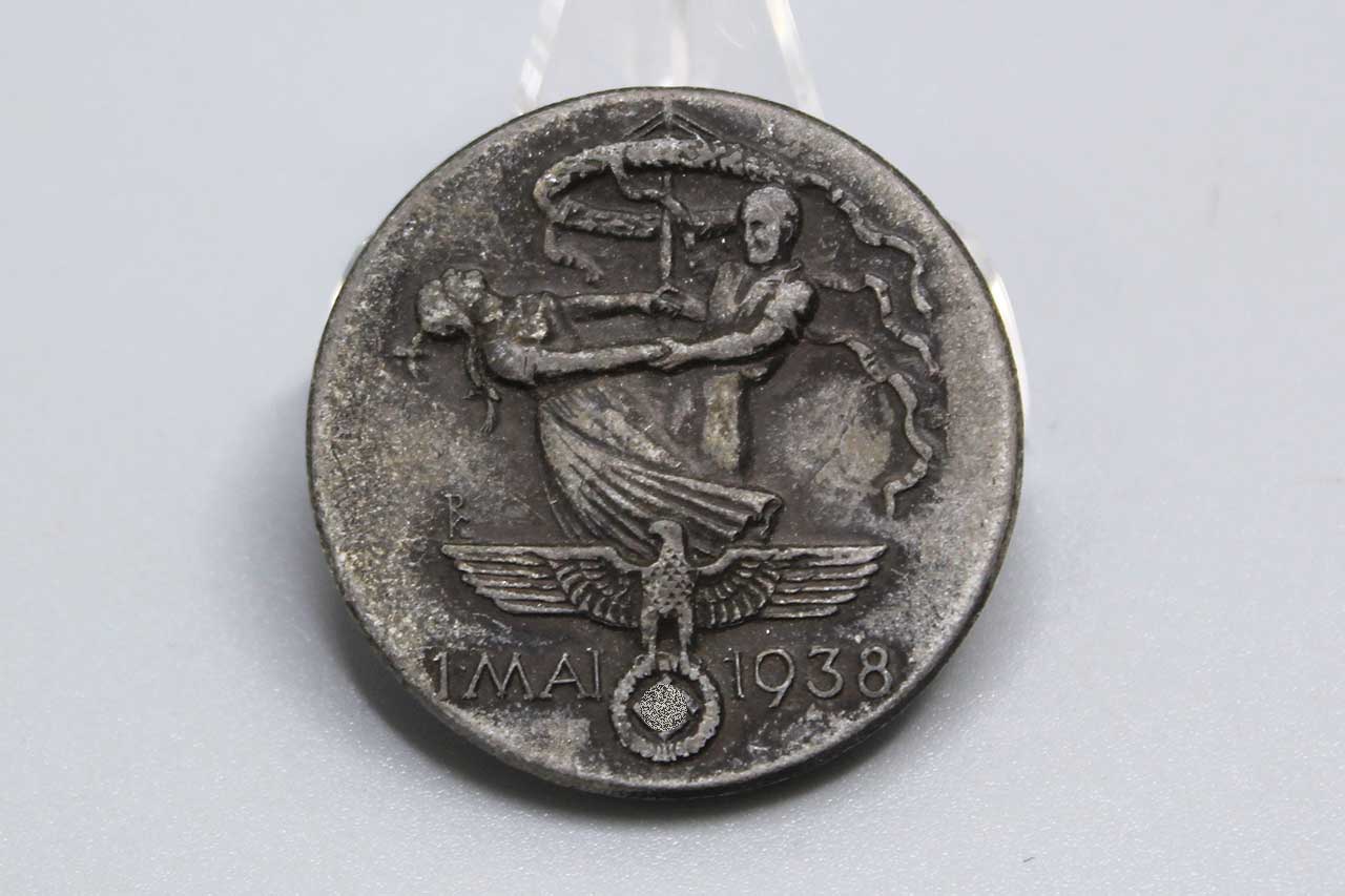 WW2 German 1938 May Day Tinnie . PIN3841 - Time Traveler Militaria